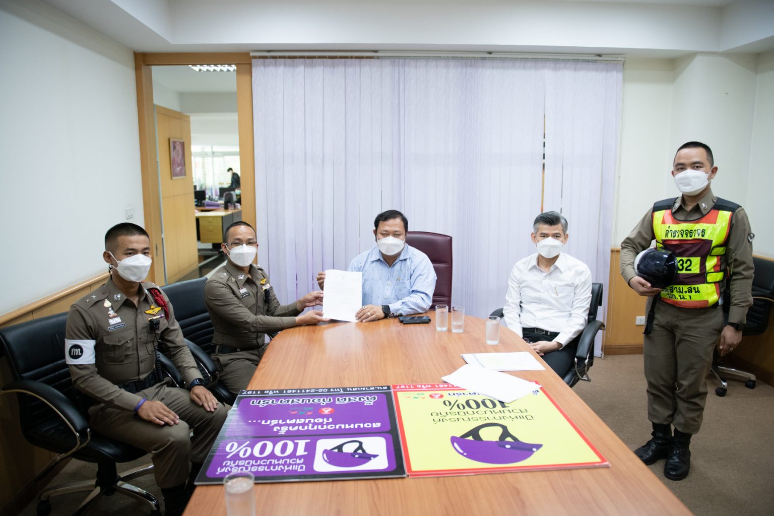 RMUTP collaborates with Sam Sen Police Station to promote the wearing ...