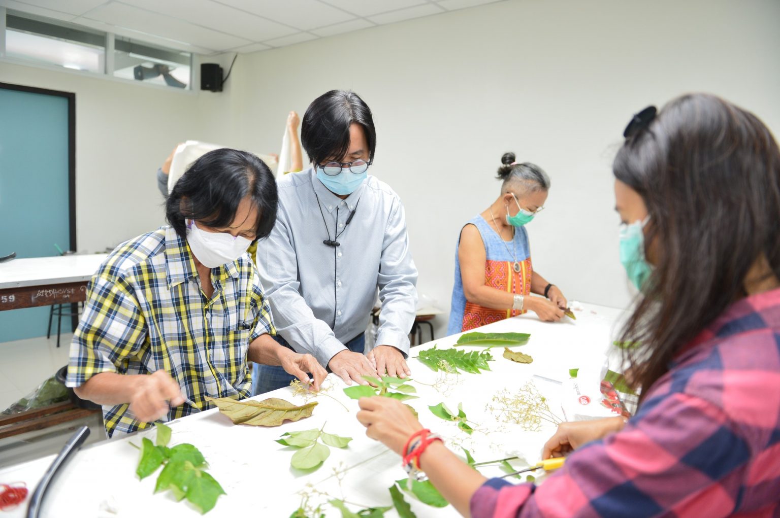 RMUTP organized a training program on the practical application of textile work. – RMUTP